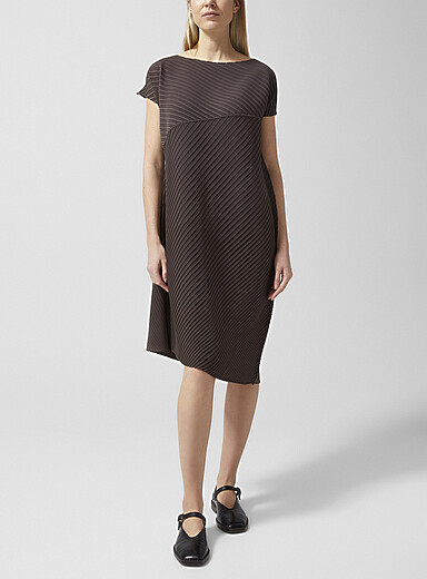 La robe à plis obliques | Issey Miyake | Midi | Simons