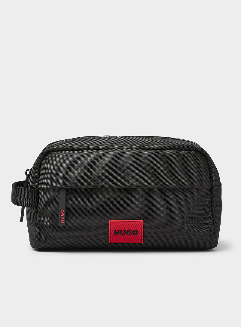 La trousse de voyage écusson rouge | HUGO | Trousses de voyage mode ...