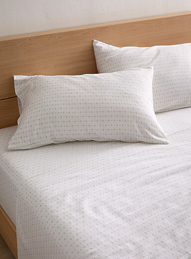 Patterned white flannel sheet Fits mattresses up to 16 in | Simons ...